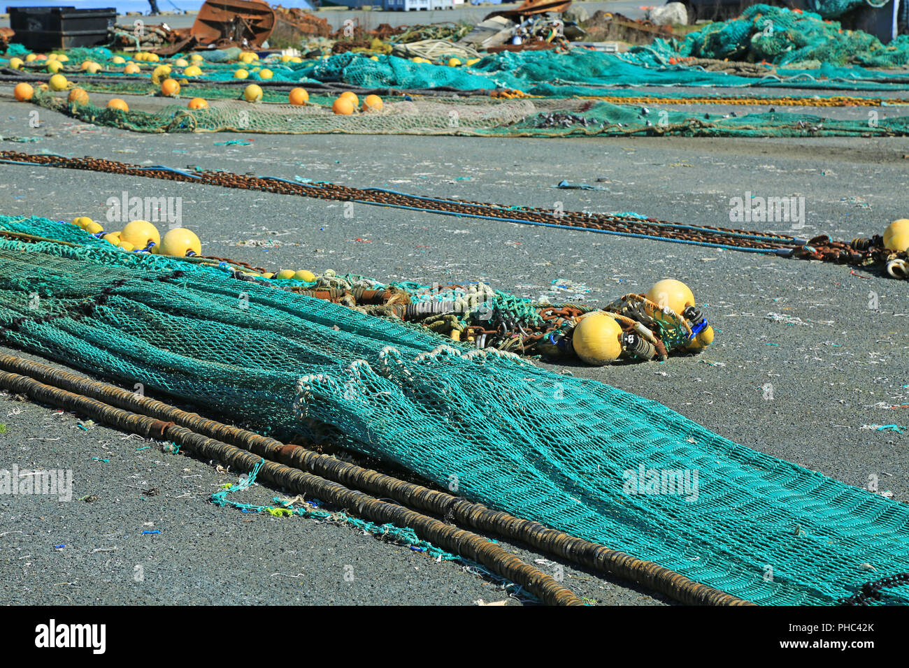Fischernetze in einem Hafen in Frankreich Stockfotografie - Alamy