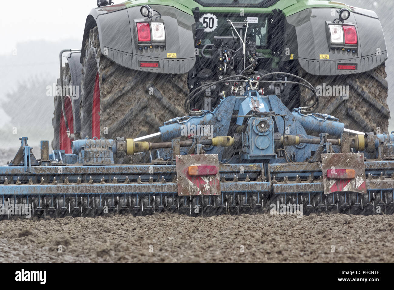 Traktor im regen -Fotos und -Bildmaterial in hoher Auflösung – Alamy
