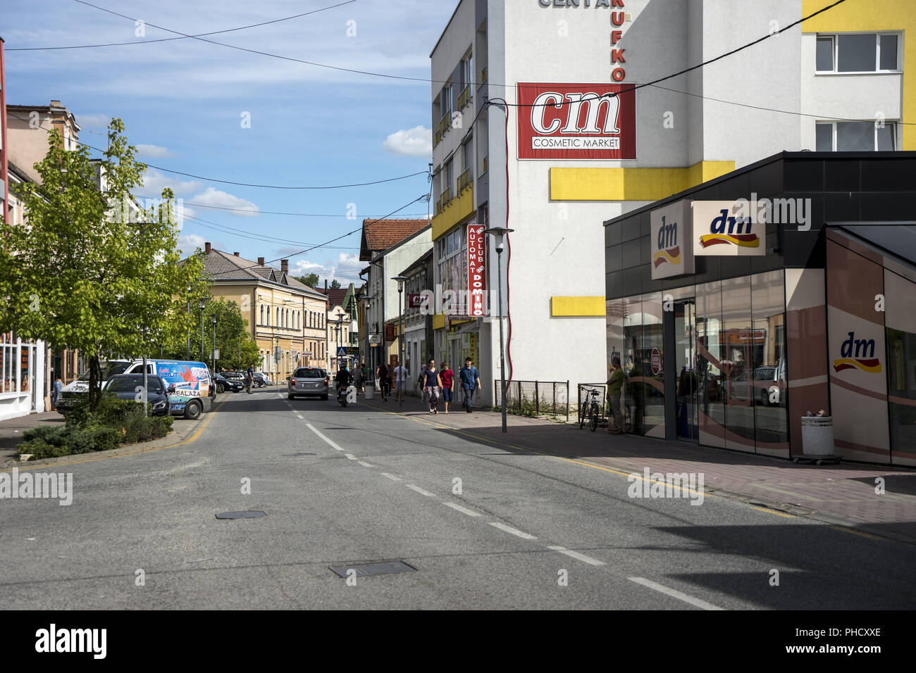 Hauptstraße in Sanski Most, Bosnien Stockfotografie - Alamy