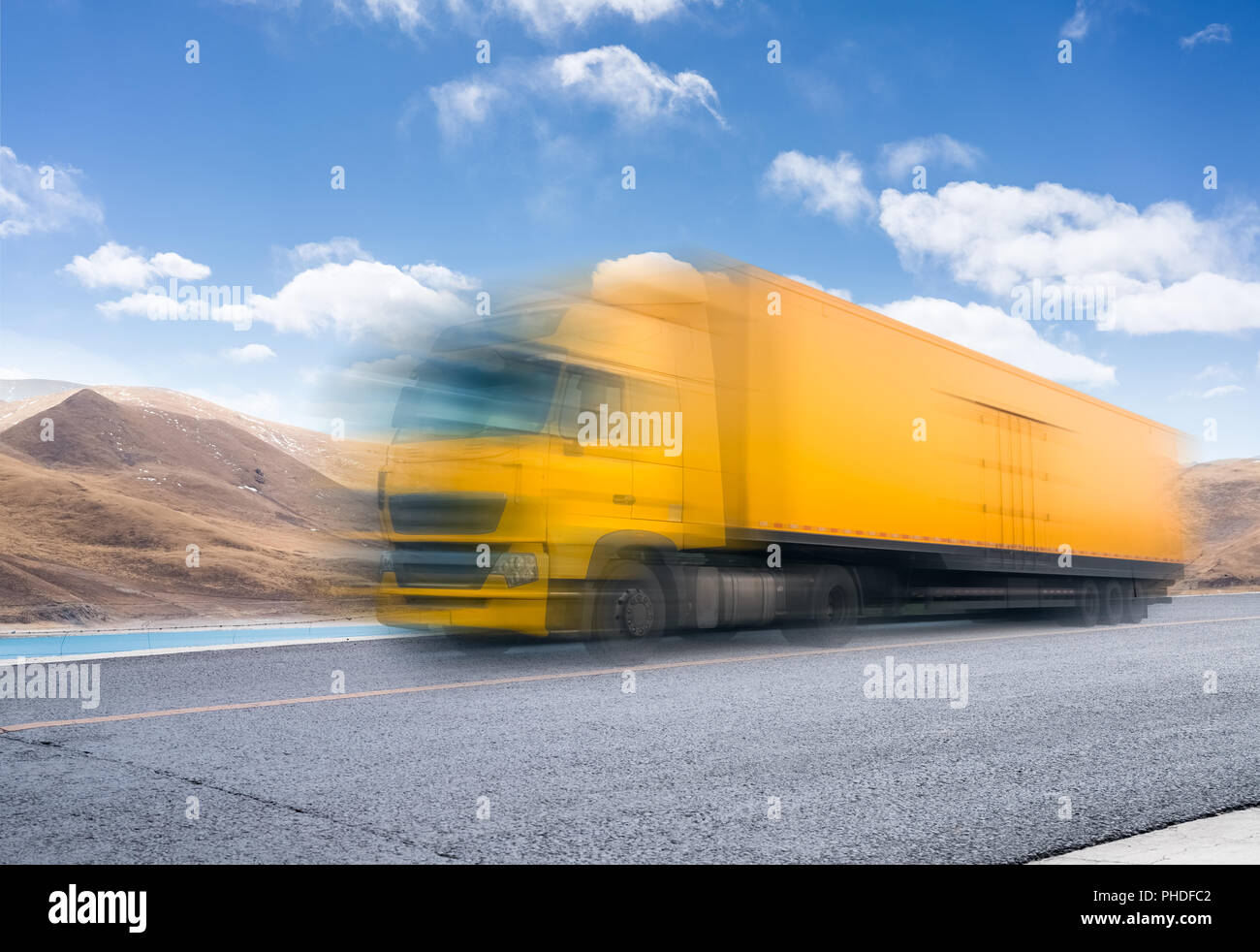 Gelber lkw auf autobahn -Fotos und -Bildmaterial in hoher Auflösung – Alamy