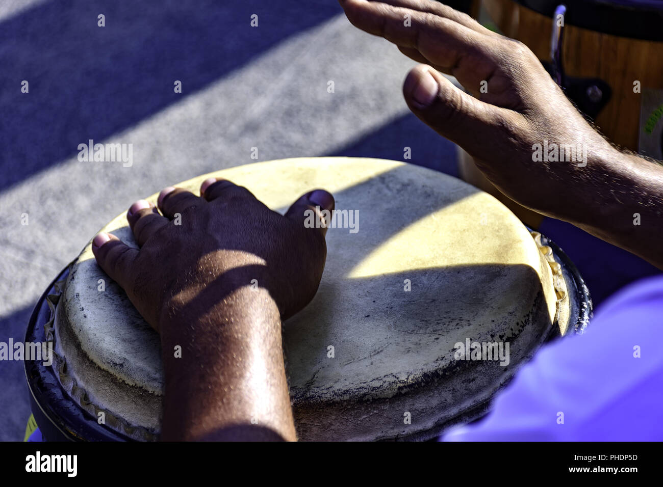 Samba trommel -Fotos und -Bildmaterial in hoher Auflösung – Alamy