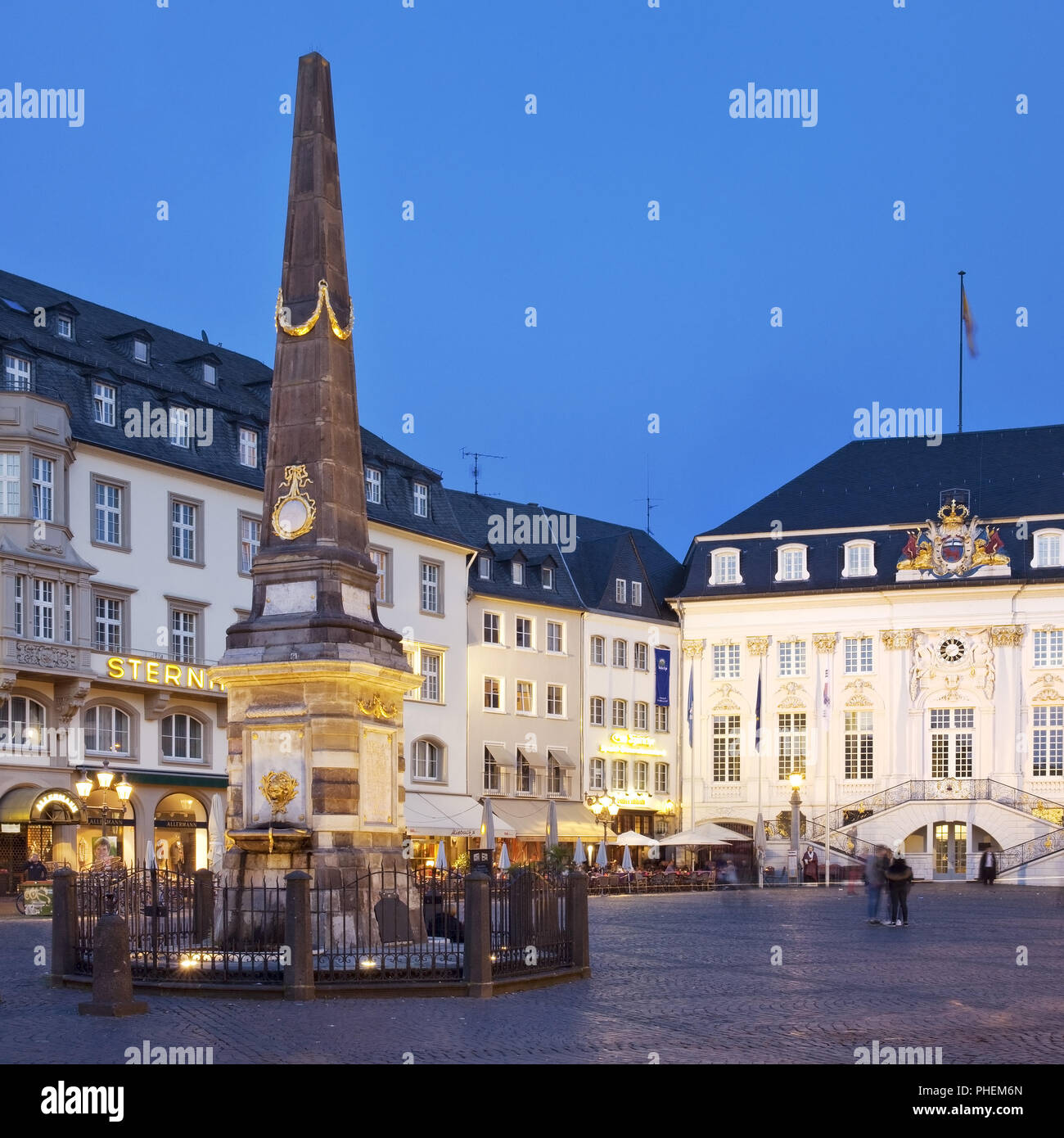 Marktbrunnen und das Alte Rathaus am Abend, Bonn, Nordrhein-Westfalen ...