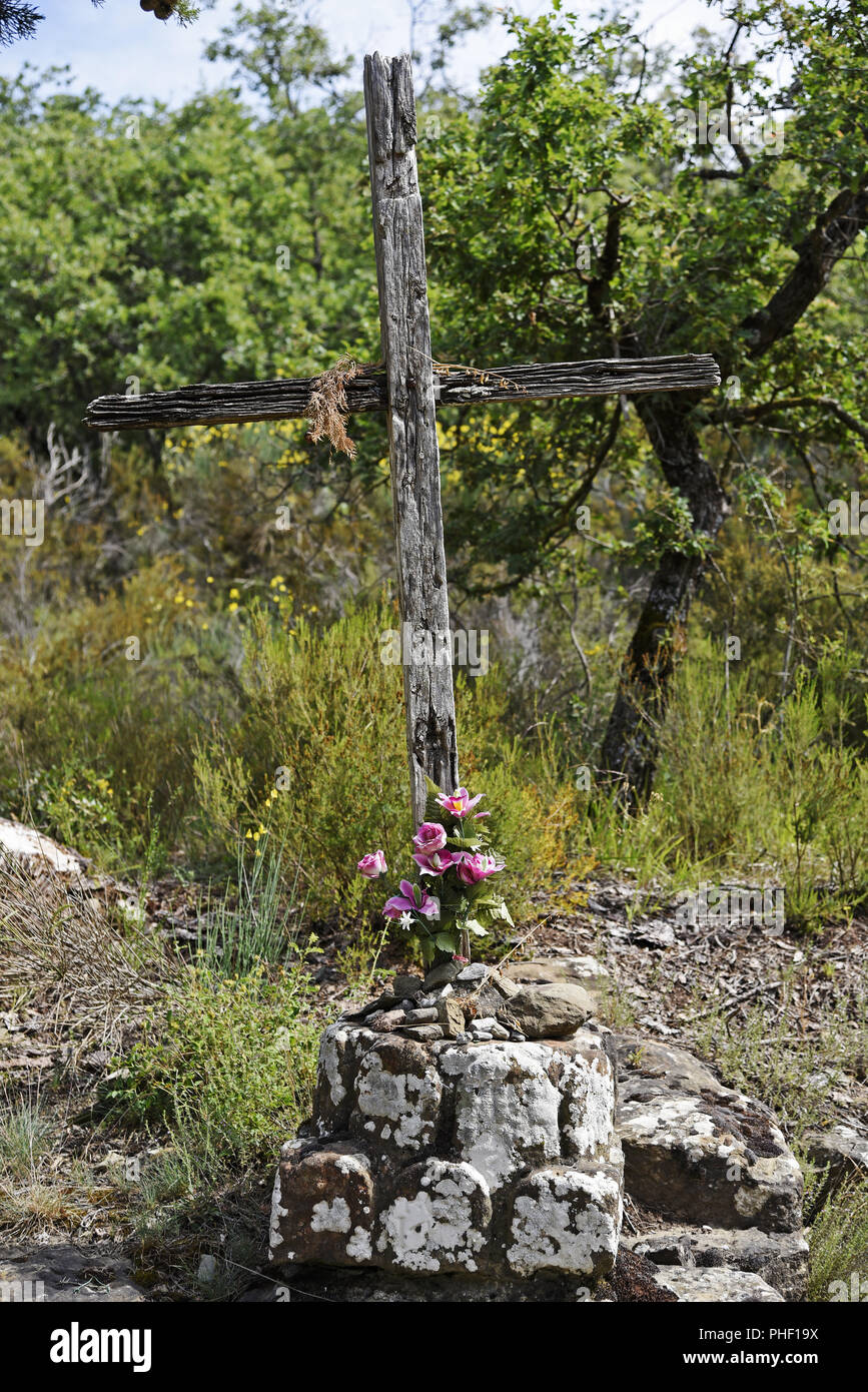 Kreuz kreuz am holz -Fotos und -Bildmaterial in hoher Auflösung – Alamy