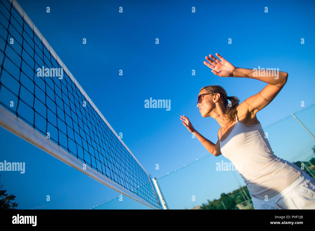 Blonder volleyballspieler -Fotos und -Bildmaterial in hoher Auflösung ...