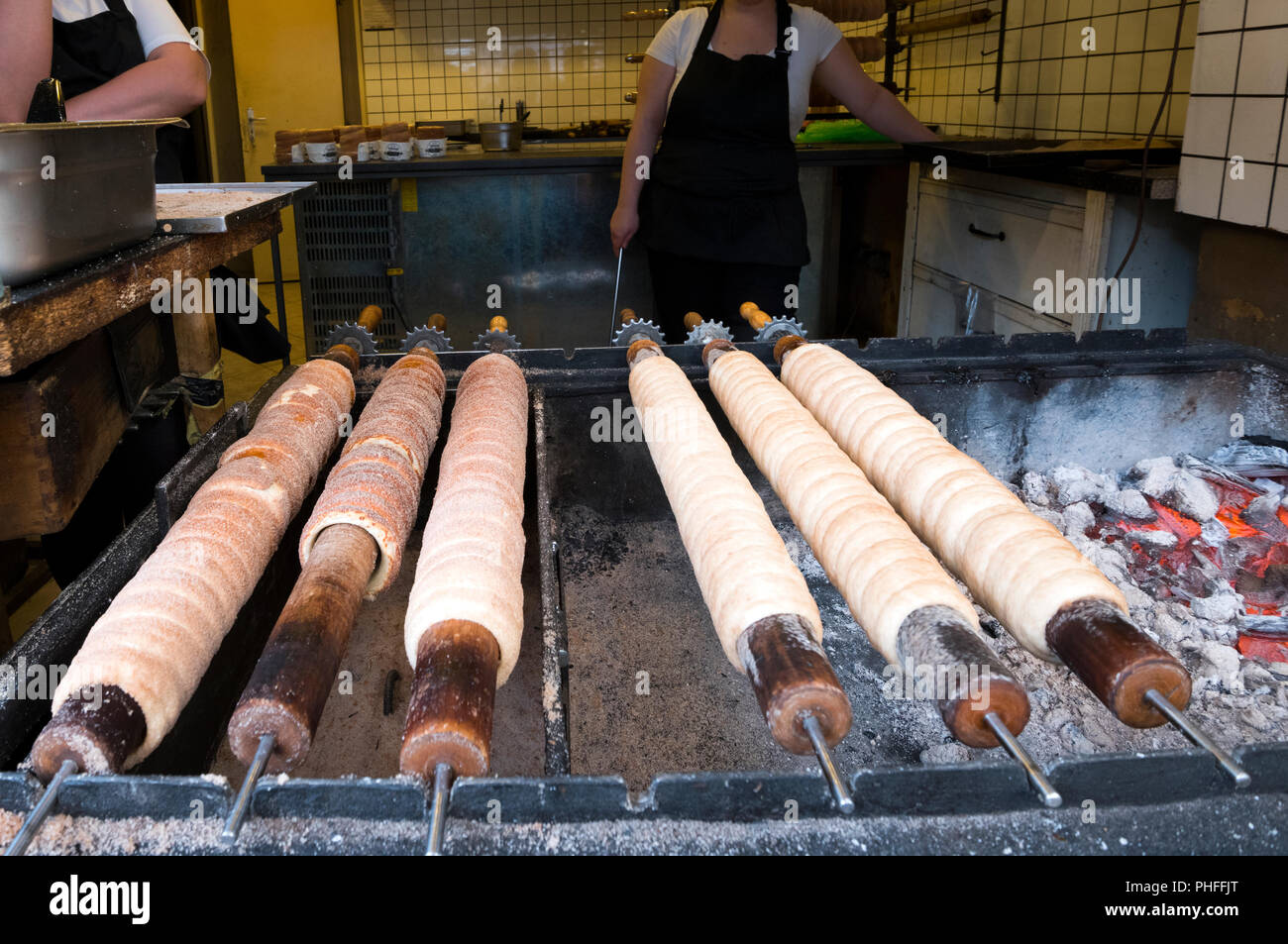 Trdelnik tschechische süßigkeiten -Fotos und -Bildmaterial in hoher ...