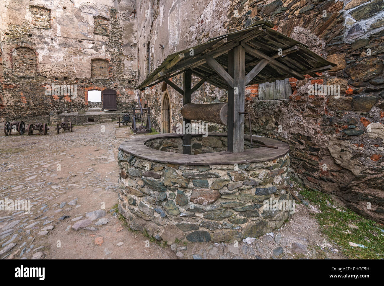 Alter Brunnen im Innenhof der mittelalterlichen Bolkow Castle ...