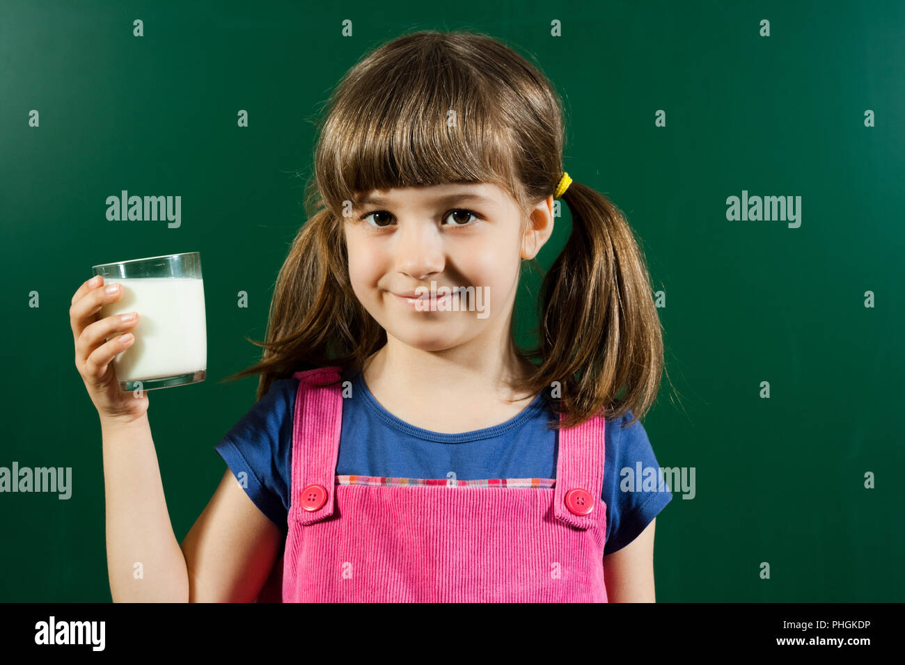 Girl eating dairy product -Fotos und -Bildmaterial in hoher Auflösung ...