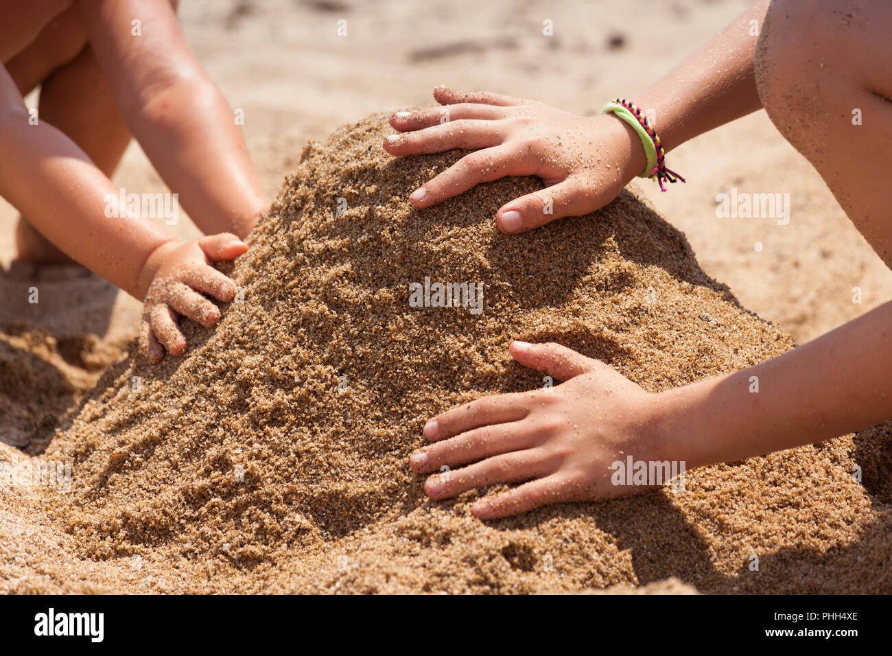 Building sand castle -Fotos und -Bildmaterial in hoher Auflösung – Alamy