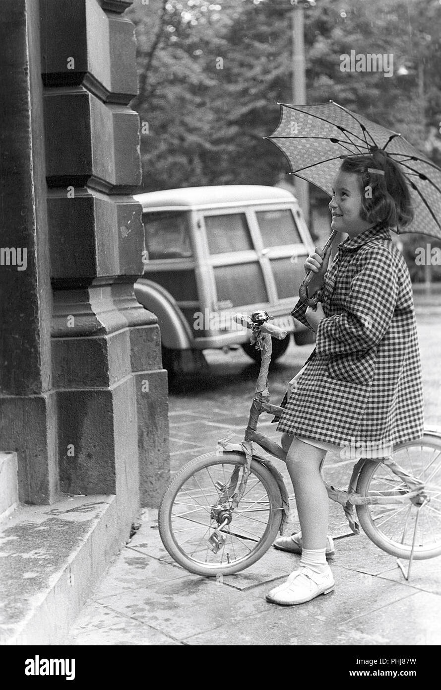 1950 Mädchen Auf Einem Fahrrad Ein Mädchen Wird Versuchen Ein Neues