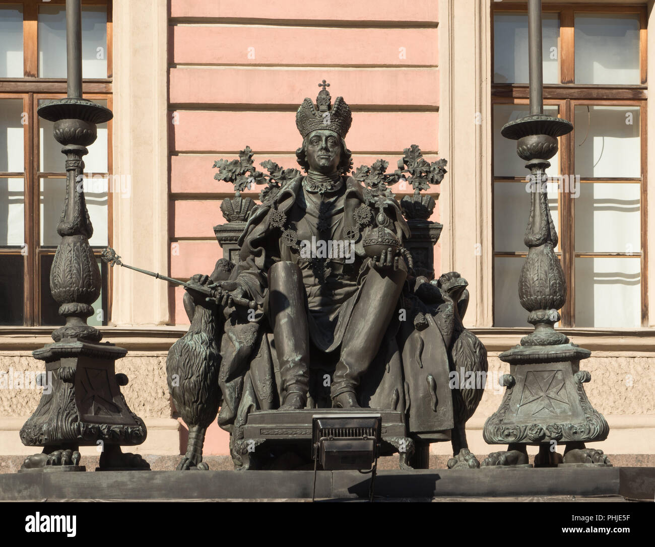 Thron sitzt -Fotos und -Bildmaterial in hoher Auflösung – Alamy