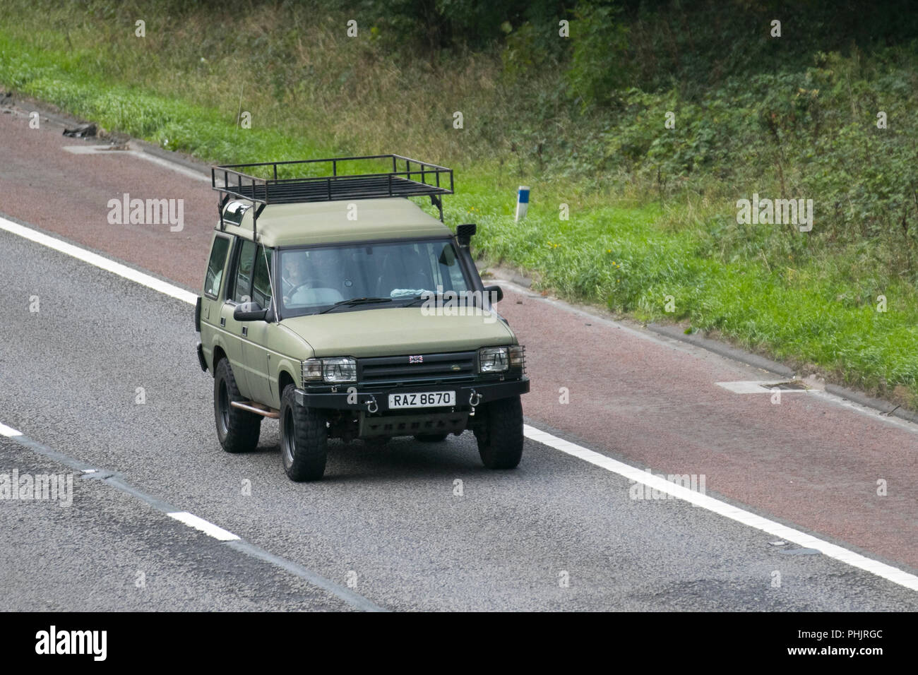Matt Grun 1996 Land Rover Discovery TDI klassische Fahrzeuge auf der M6 an der Lancaster GroBbritannien Stockfotografie Alamy