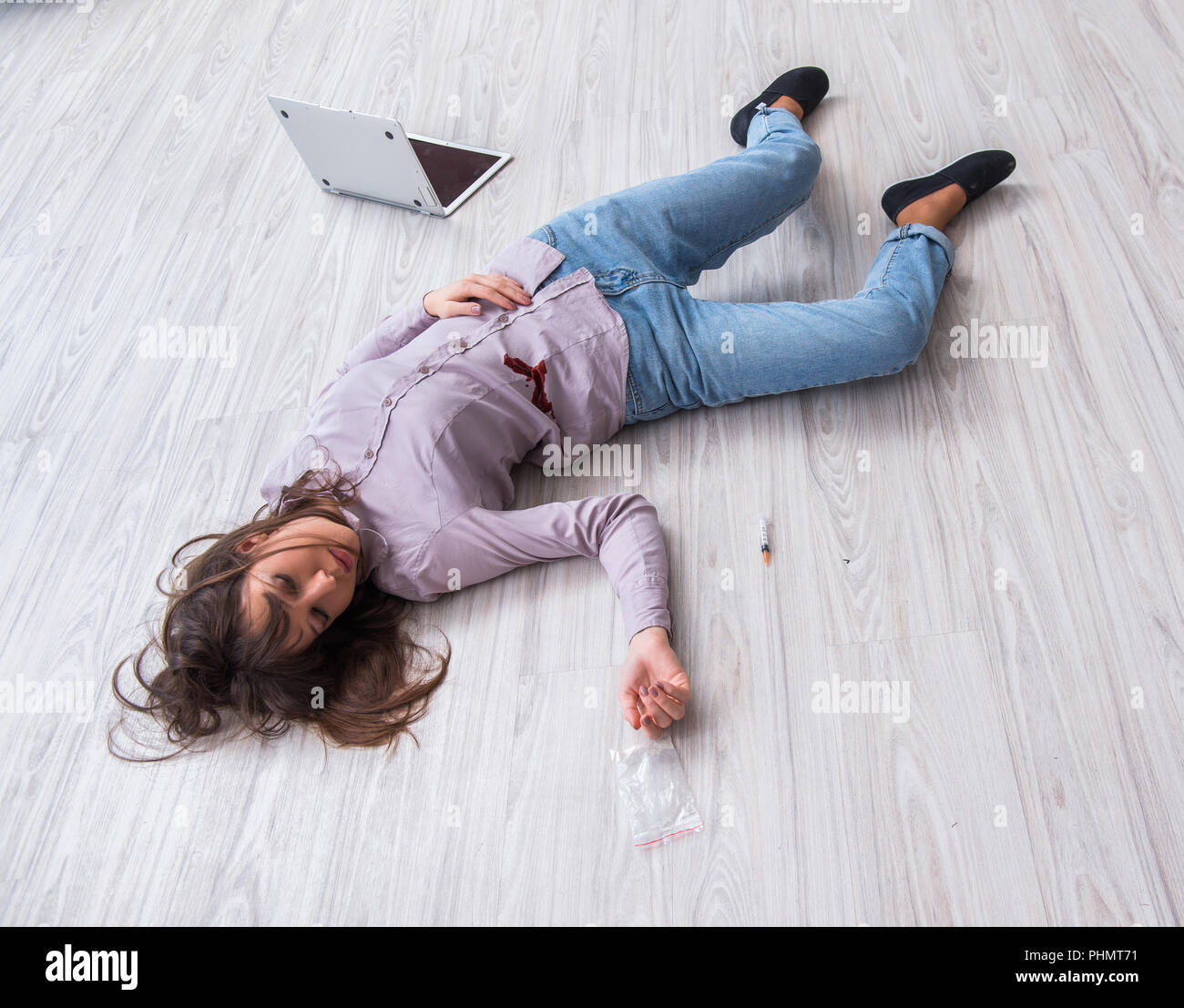 Tote frau auf dem boden liegen -Fotos und -Bildmaterial in hoher ...