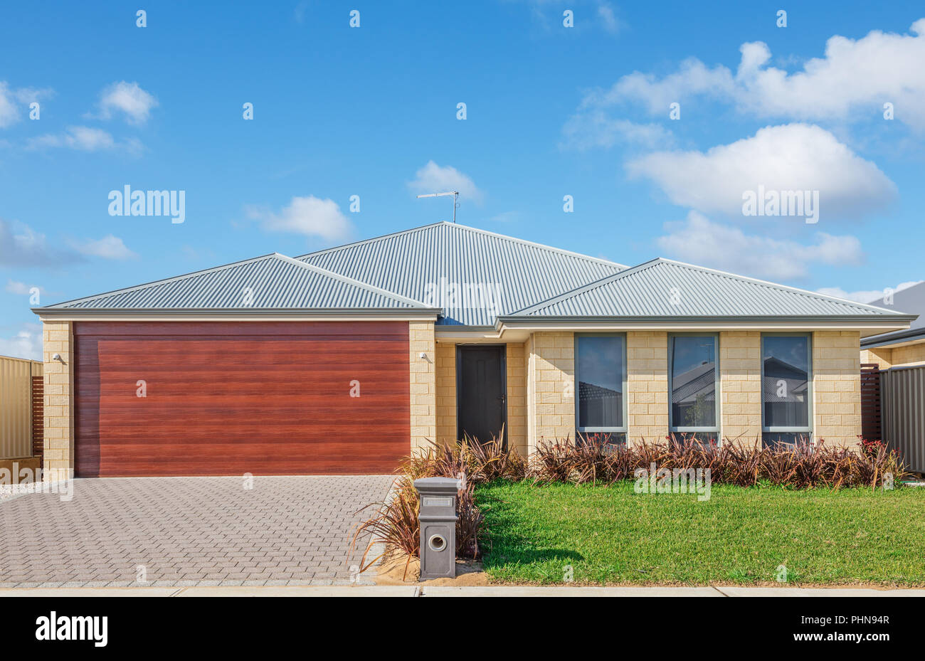 Modernes haus fassade holz -Fotos und -Bildmaterial in hoher Auflösung – Alamy