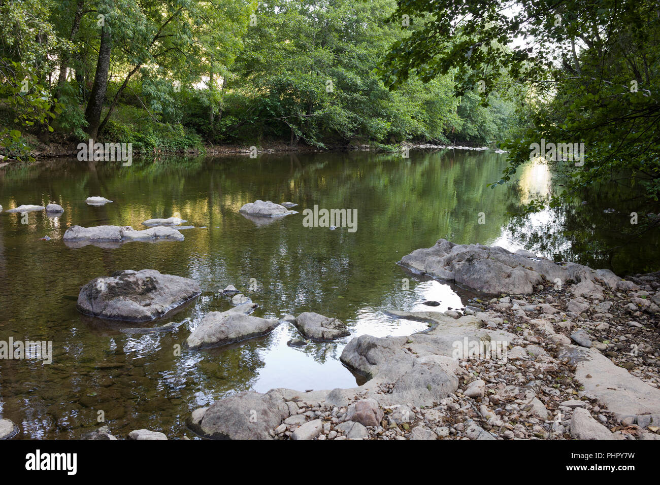 Fluss natur flussufer flussbett -Fotos und -Bildmaterial in hoher ...