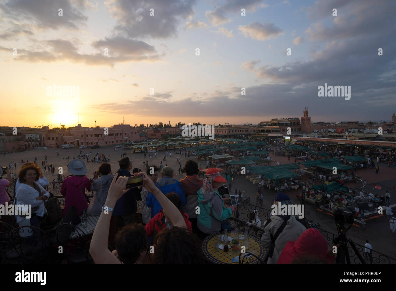 Besucher und Touristen am Djemnaa el Fna Platz in Marrakesch, Marokko ...