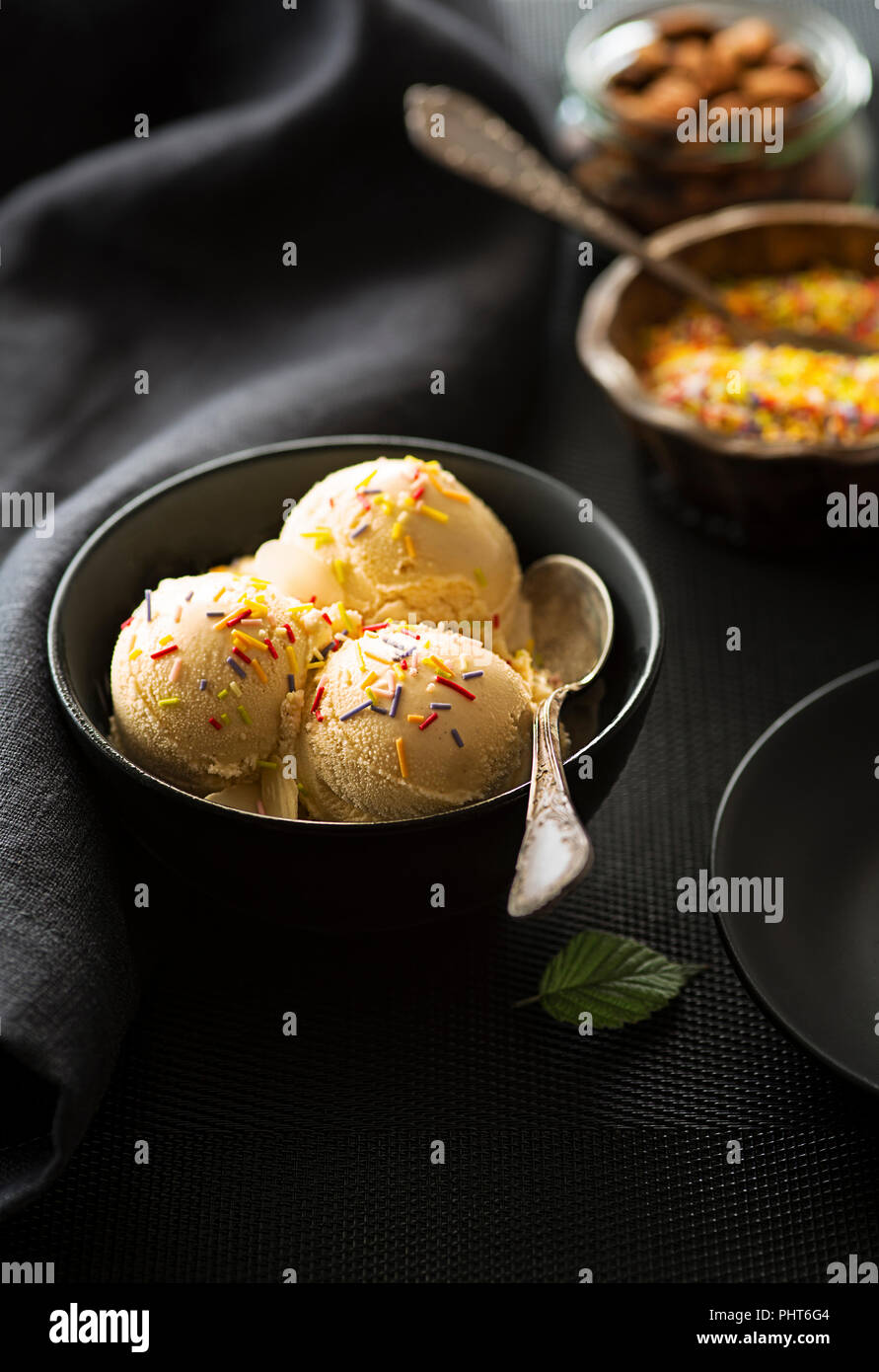 Kugel eis streusel -Fotos und -Bildmaterial in hoher Auflösung – Alamy