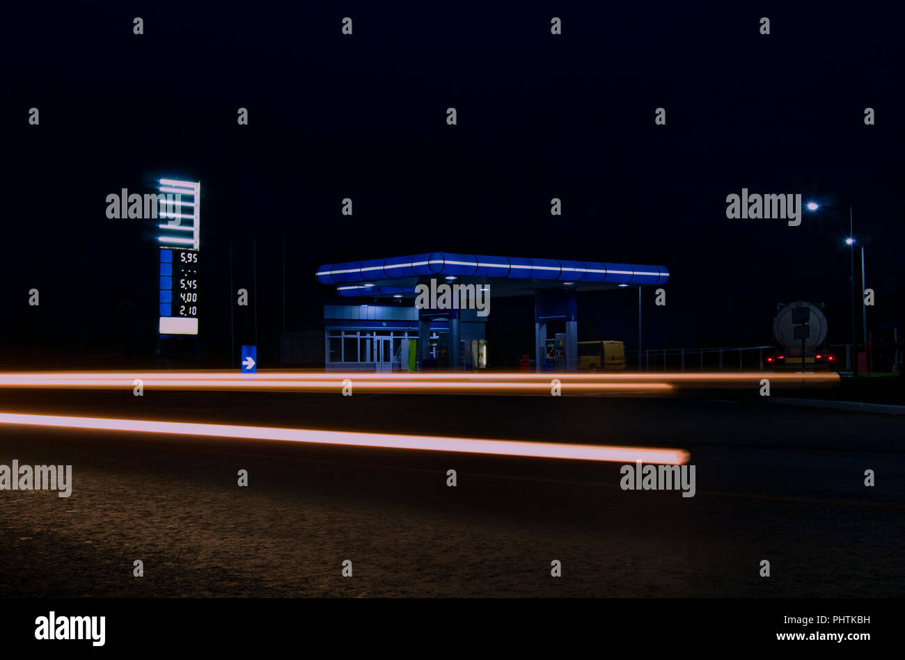 Nacht tankstelle -Fotos und -Bildmaterial in hoher Auflösung – Alamy