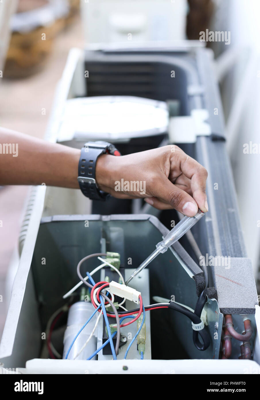 Elektriker arbeitet sicherungskasten -Fotos und -Bildmaterial in hoher ...