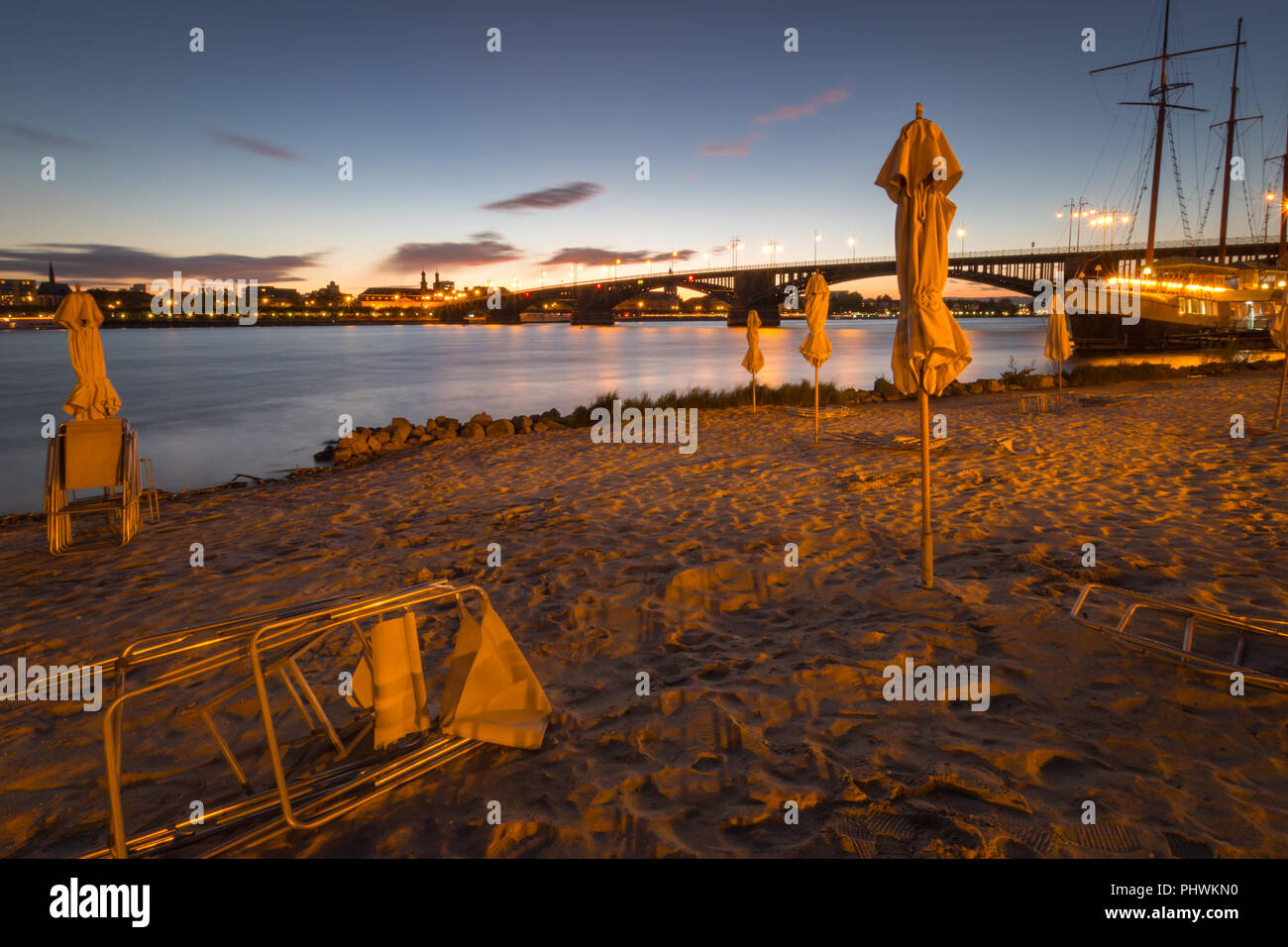 Mainz Strand Am Rhein Stockfotos und -bilder Kaufen - Alamy