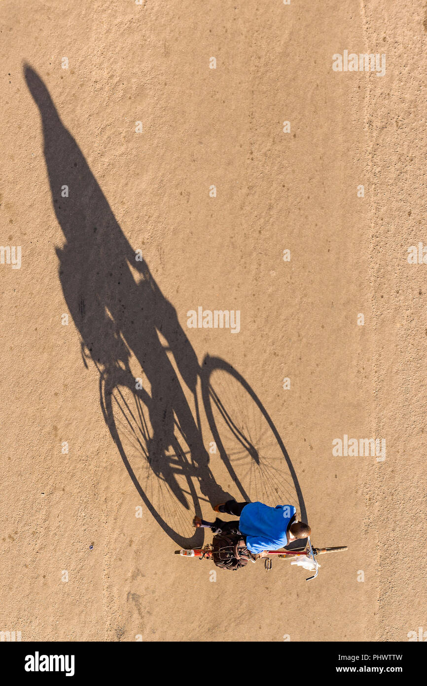 Fahrradfahrer von oben gesehen -Fotos und -Bildmaterial in hoher ...