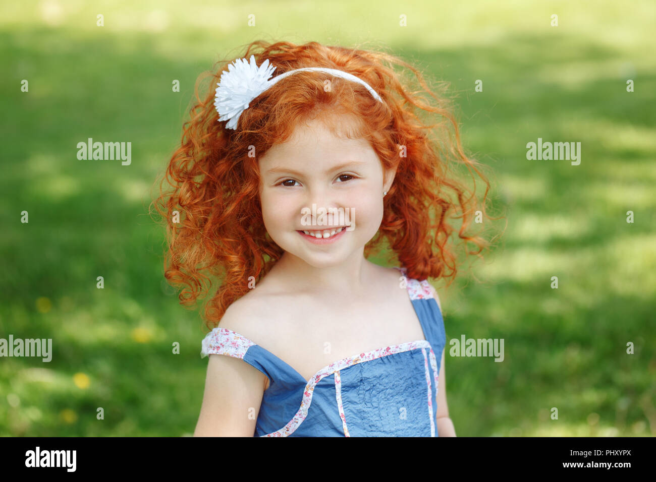 Rothaariges mädchen im feld -Fotos und -Bildmaterial in hoher Auflösung ...