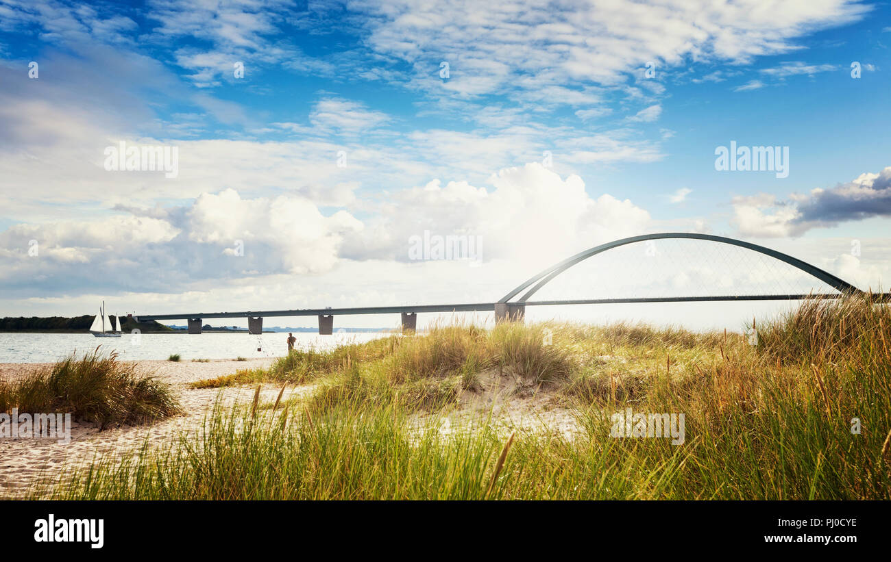 Fehmarn sound Bridge. Ende Sommer Landschaft mit Strand, Düne Gras und ...