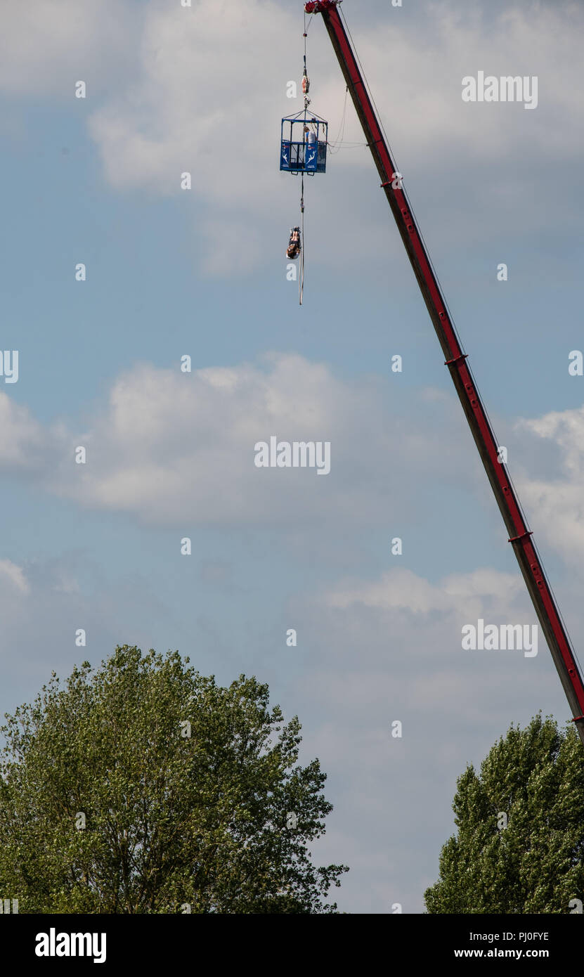 Bungee jumping crane -Fotos und -Bildmaterial in hoher Auflösung – Alamy