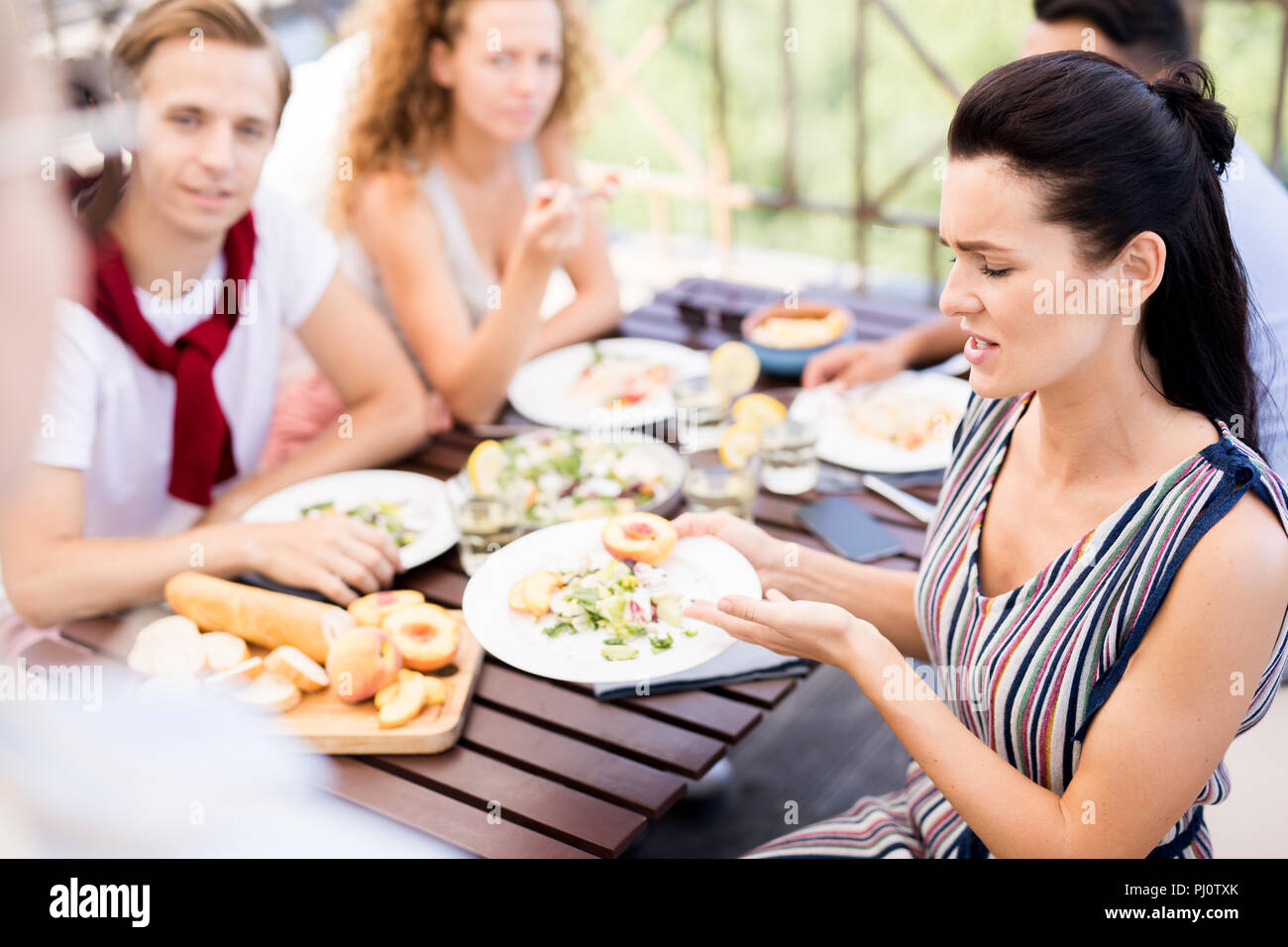 Hat ihre beschwerde gehabt -Fotos und -Bildmaterial in hoher Auflösung ...