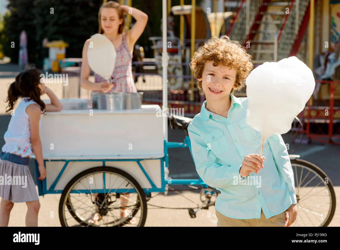 Junge isst zuckerwatte -Fotos und -Bildmaterial in hoher Auflösung – Alamy