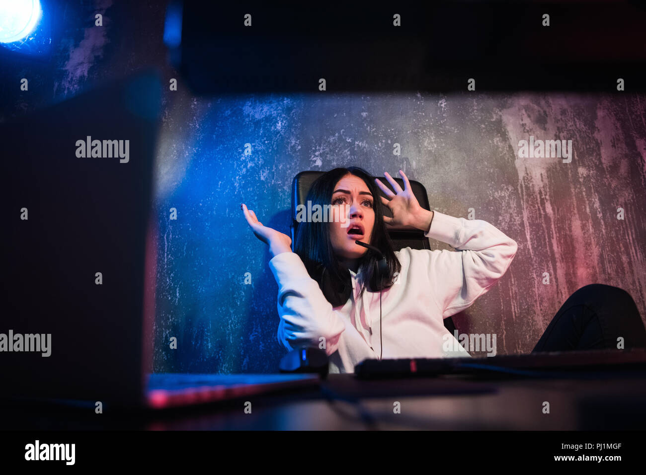 Junger Teenager Frau missbraucht leiden Internet in Angst ...