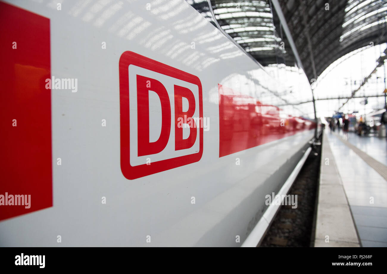 03.09.2018, Hessen, Frankfurt am Main: Die Deutsche Bahn Logo kann auf einen ICE-Zug im ...