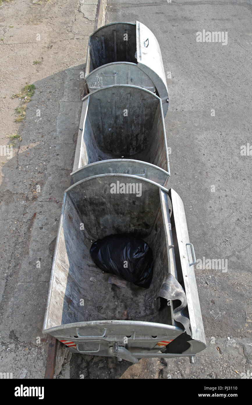Müllcontainer öffnen -Fotos und -Bildmaterial in hoher Auflösung – Alamy