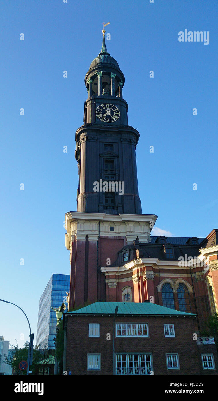 Hafen von hamburg mit st michaelis kirche -Fotos und -Bildmaterial in ...