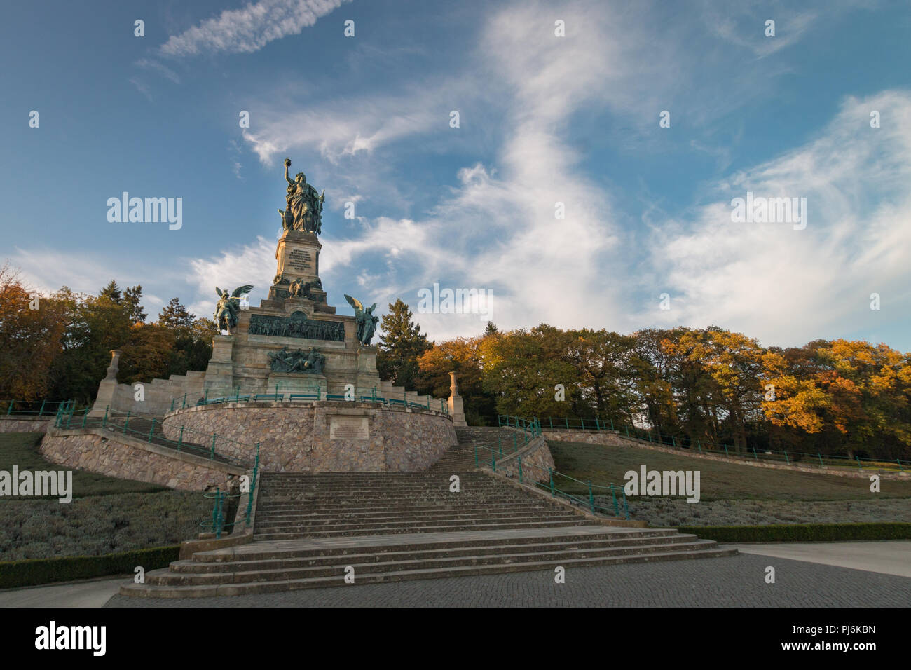 Niederwalddenkmal mit Germania Statue oben Rüdesheim, Deutschland ...