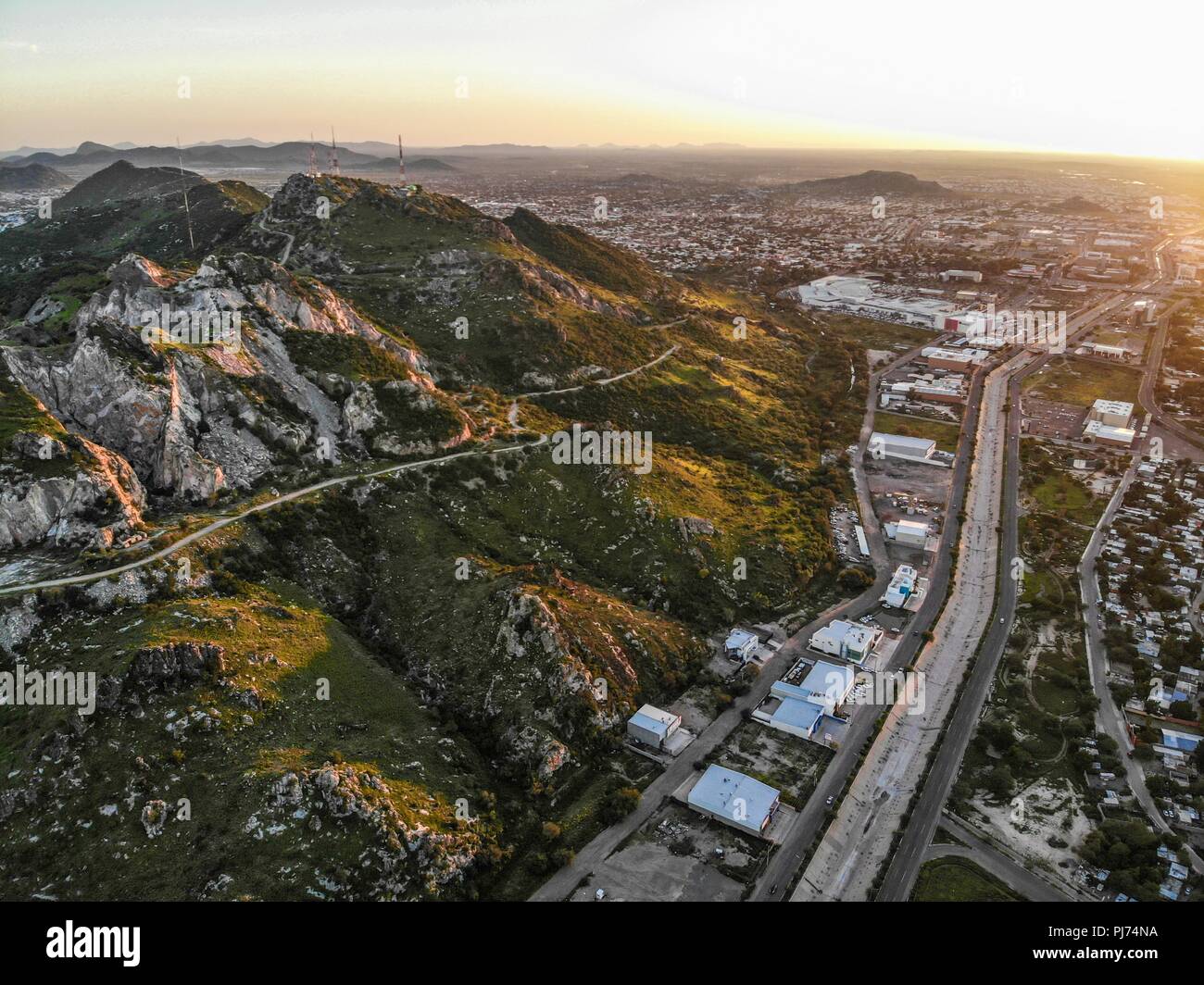 Luftaufnahme der Zement Hill und Canal del Vado del Rio in Hermosillo ...