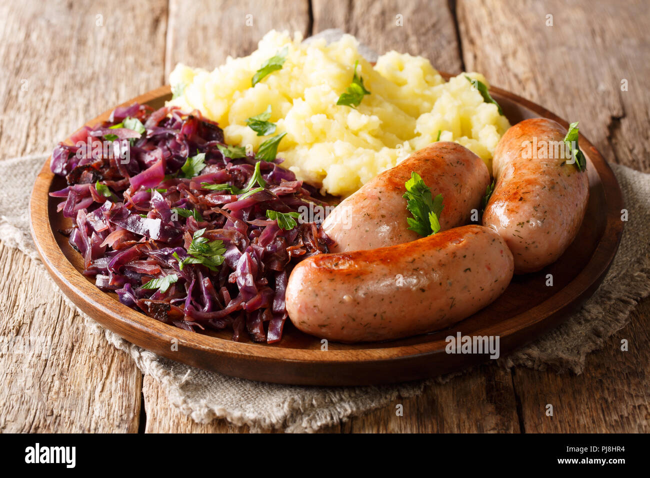 Traditionelles deutsches essen mit bratwurst -Fotos und -Bildmaterial ...