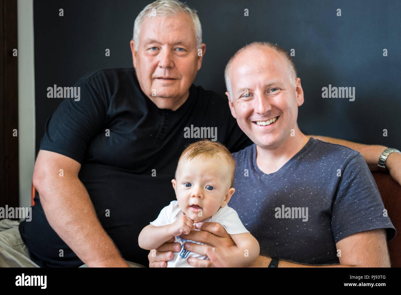 Vater sohn und enkel -Fotos und -Bildmaterial in hoher Auflösung – Alamy