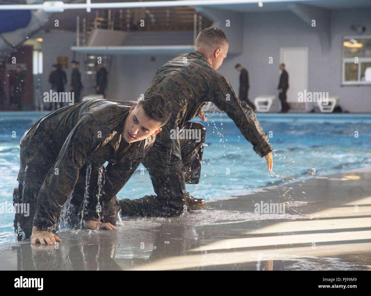 Marine corps water survival training program -Fotos und -Bildmaterial ...