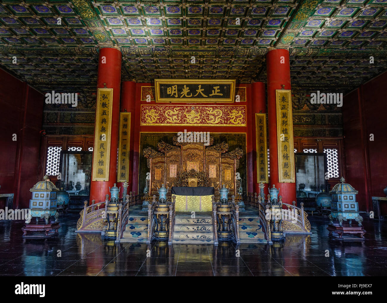 Peking, China - Mar 1, 2018. Kaiser Thron und Hof, in der Halle der ...