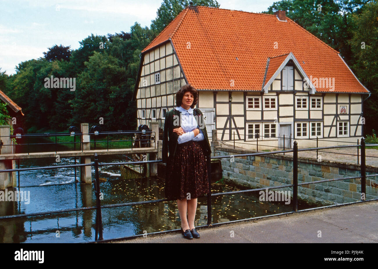 Huberta Sissi Fürstin zu Bentheim Tecklenburg vor einem Fachwerkhaus ...