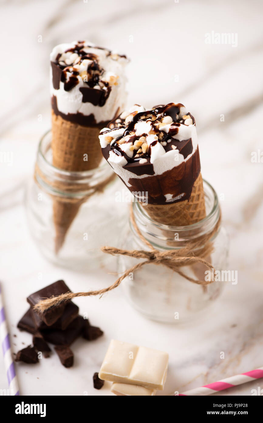 Cornetto eiscreme nuss -Fotos und -Bildmaterial in hoher Auflösung – Alamy