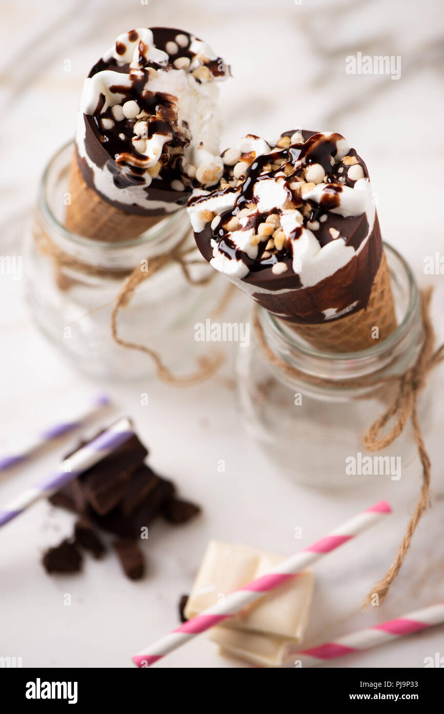 Cornetto eiscreme nuss -Fotos und -Bildmaterial in hoher Auflösung – Alamy