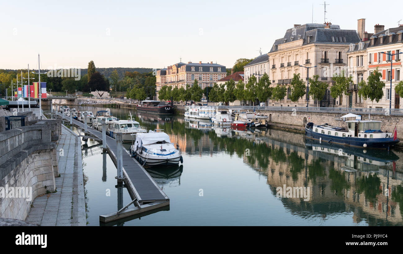 Maas fluss mit einem lastkahn -Fotos und -Bildmaterial in hoher ...