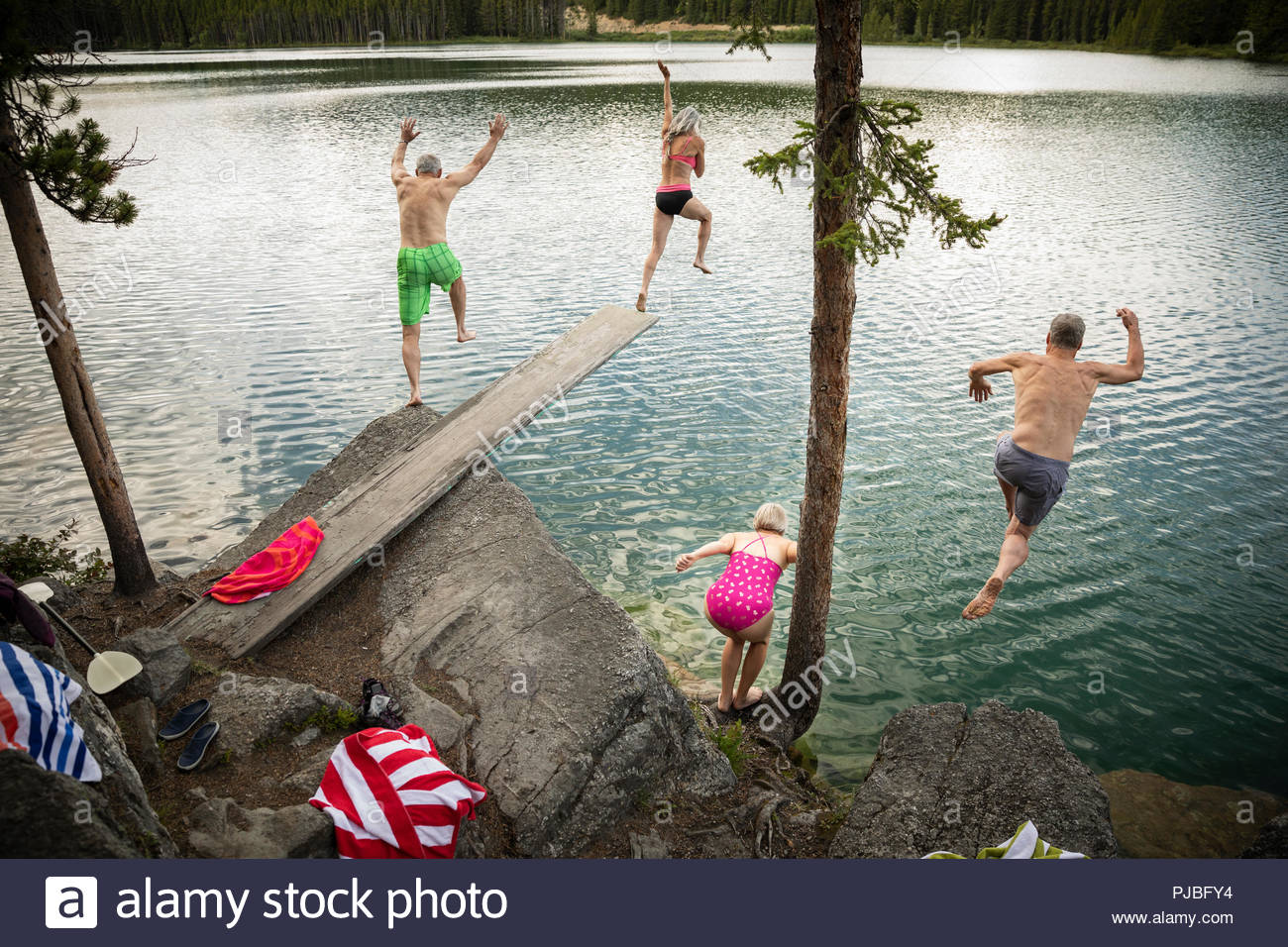 Ein mann bei einem sprung vom sprungbrett ins wasser -Fotos und ...