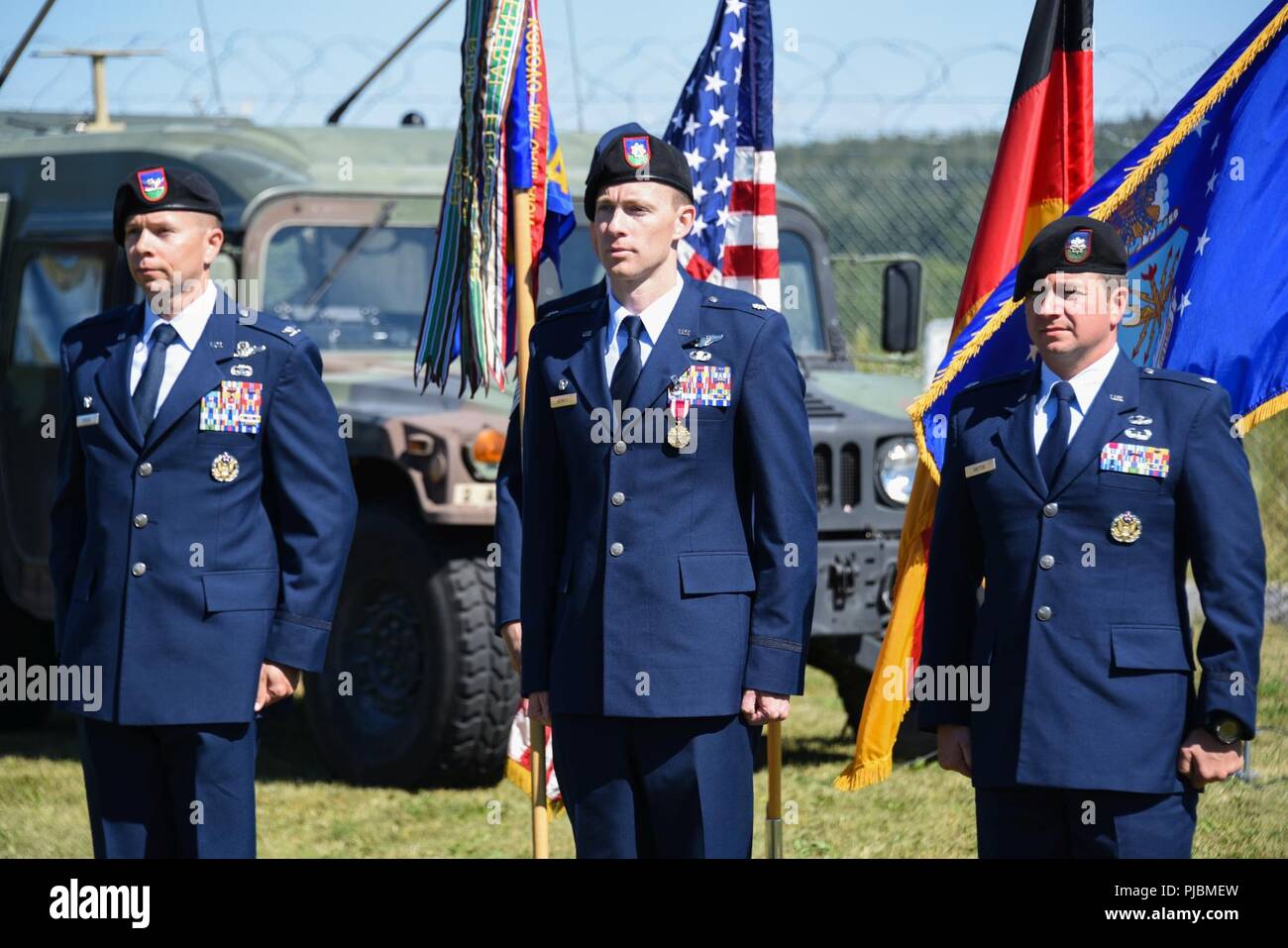 Von links nach rechts: US Air Force Colonel J. Brad Reed, Kommandant ...