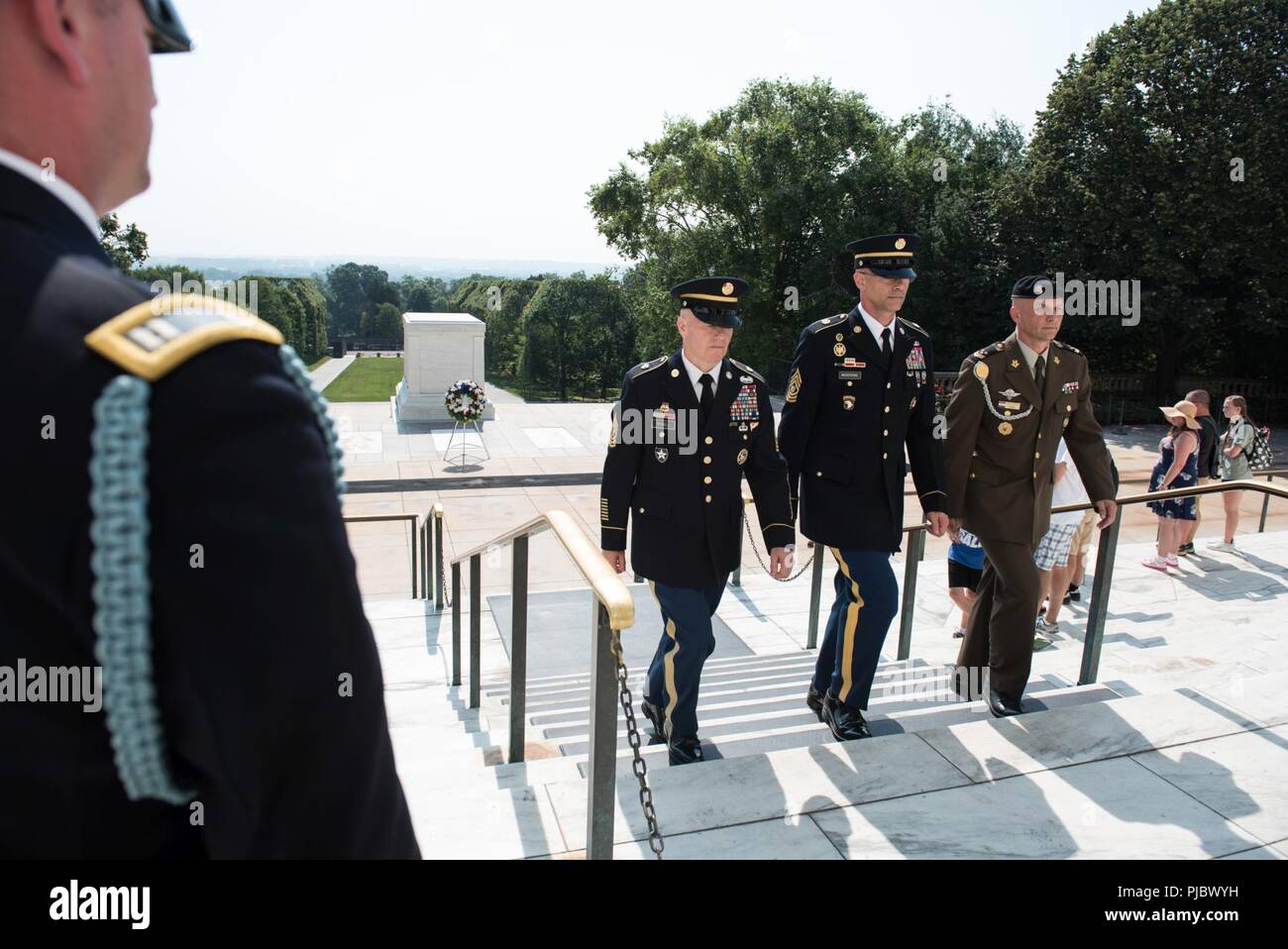Kroatische Command Sgt. Maj. Davor Petek, rechts, Befehl älterer Soldat ...