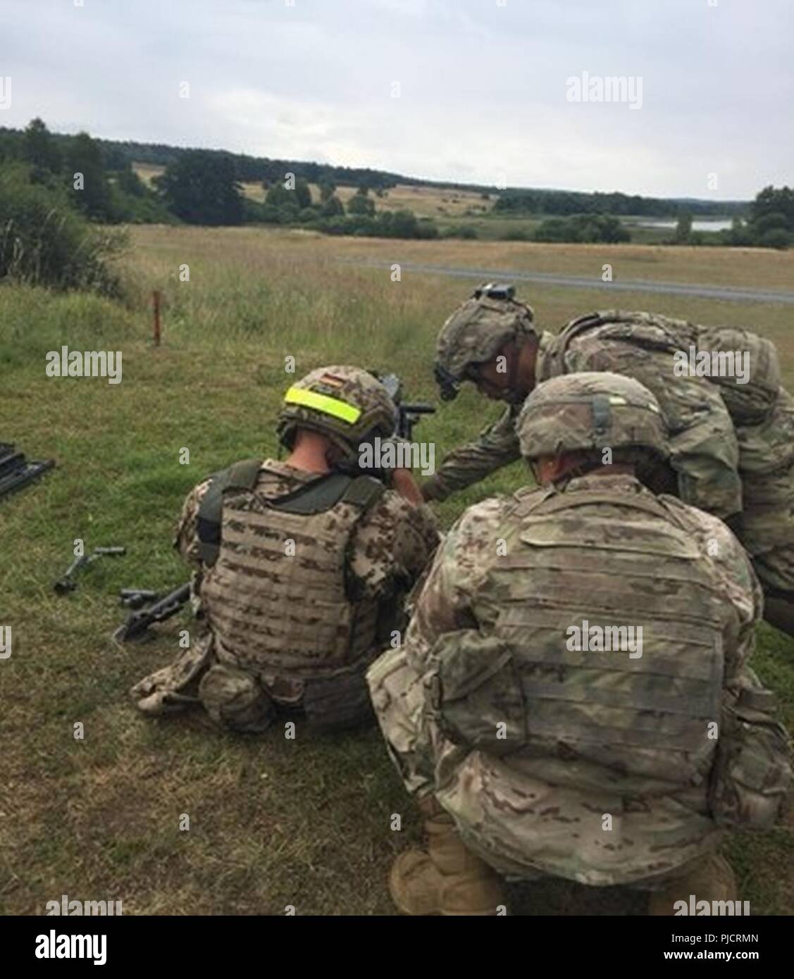 Eine Reihe Sicherheitsbeauftragten vertraut gemacht, die ein ...