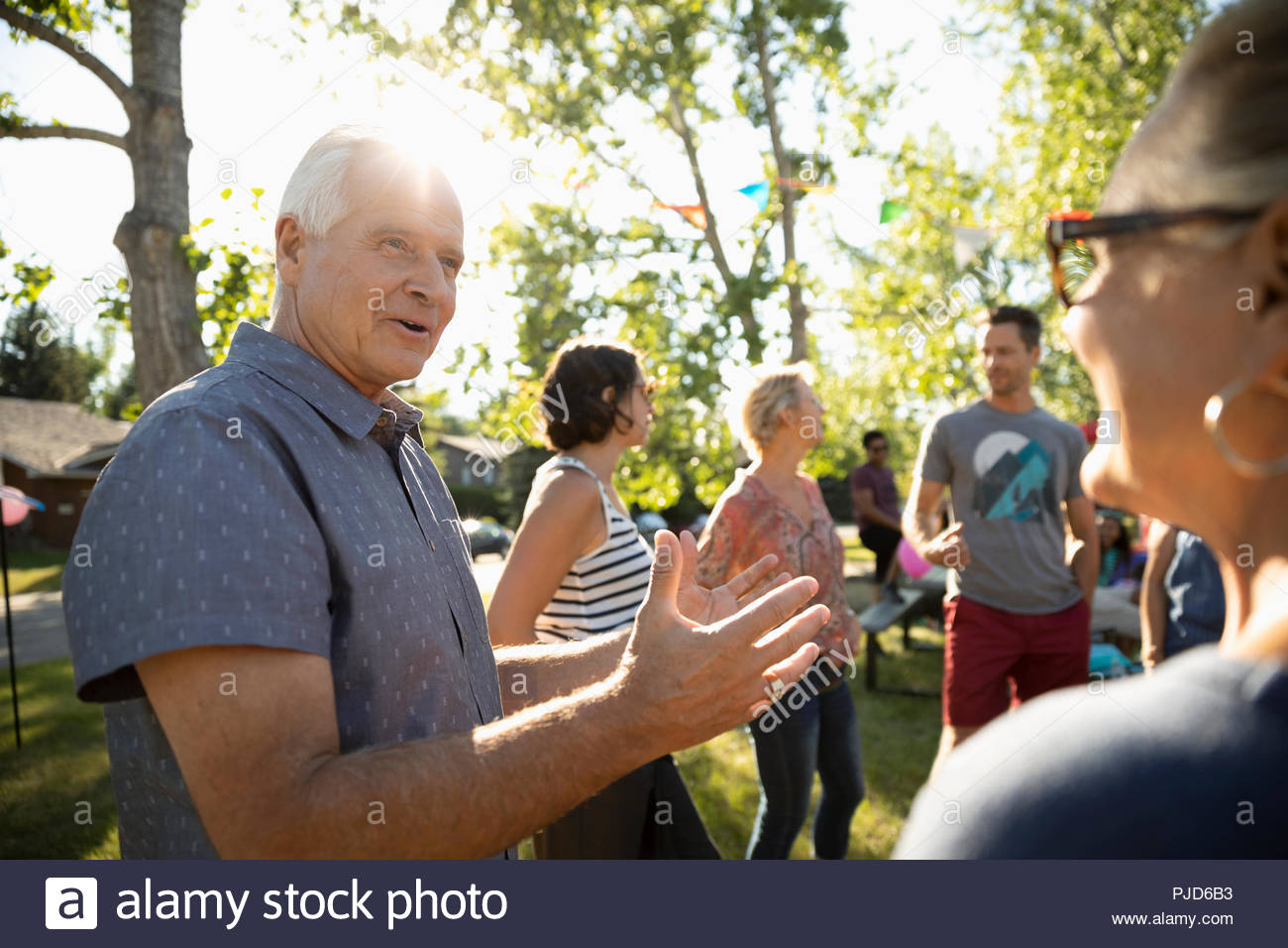 Nachbarin talking -Fotos und -Bildmaterial in hoher Auflösung – Alamy
