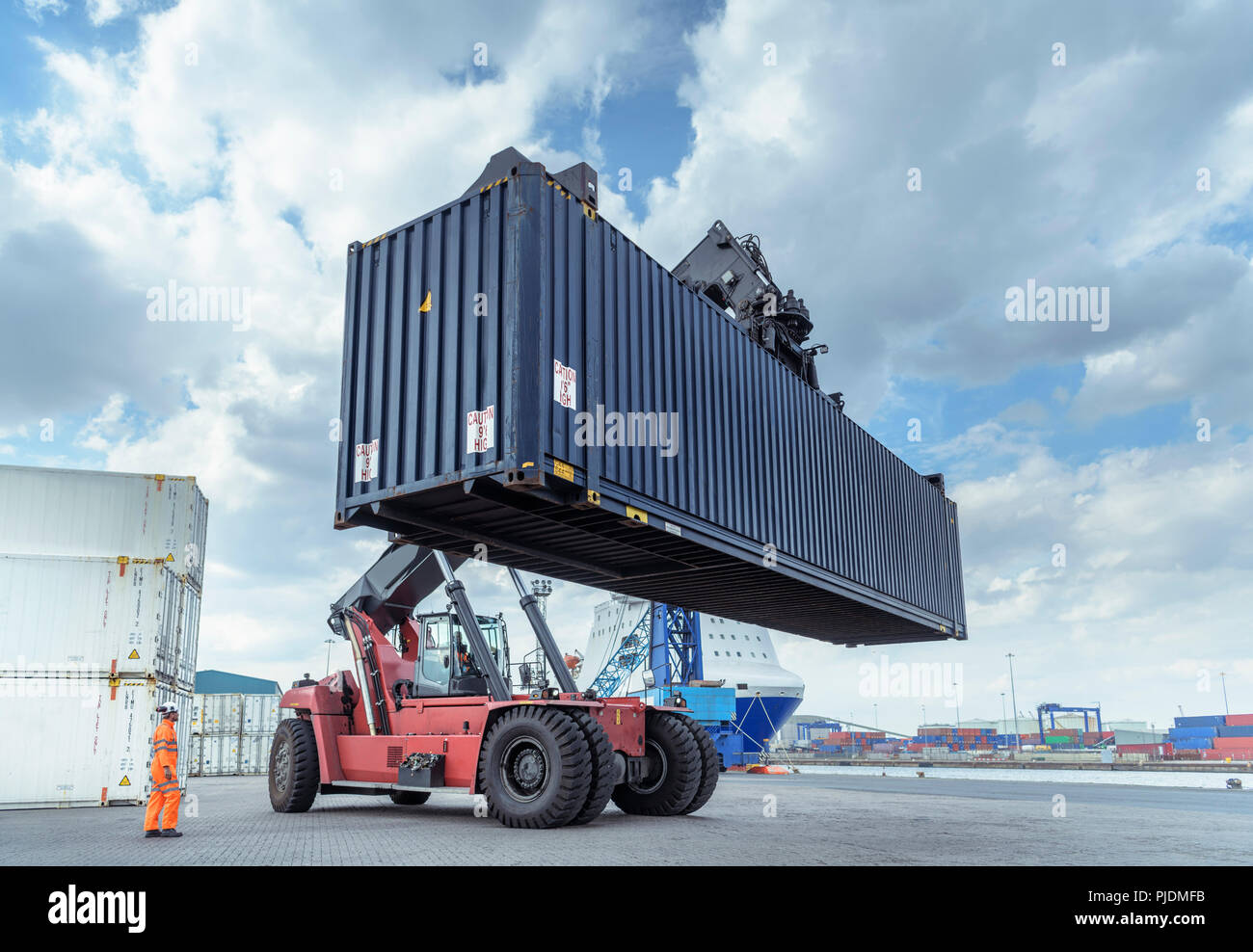Versand im hafen -Fotos und -Bildmaterial in hoher Auflösung – Alamy