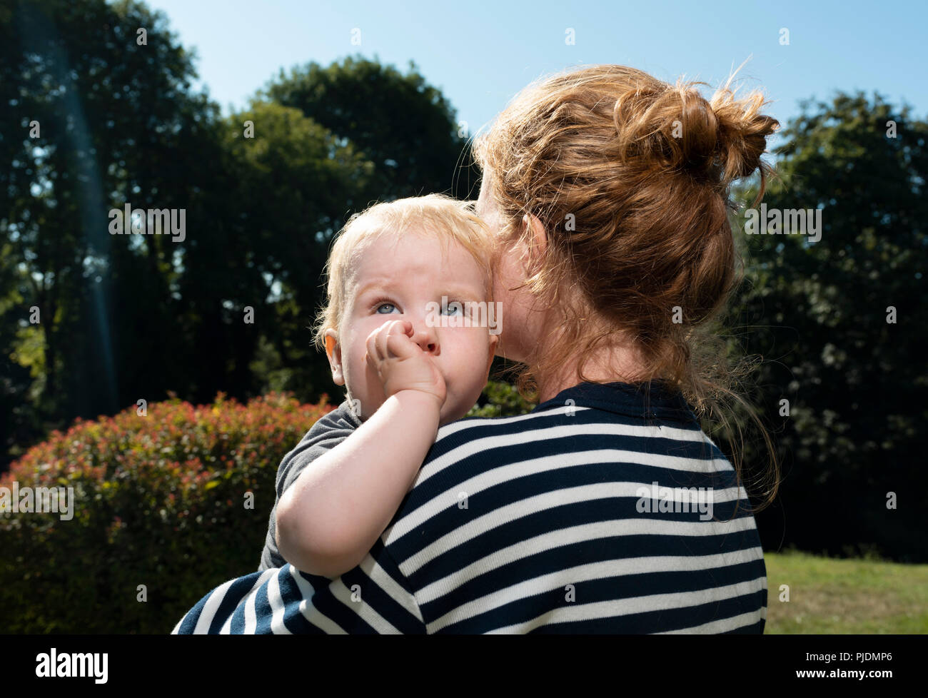 Kleinkind zuneigung -Fotos und -Bildmaterial in hoher Auflösung – Alamy